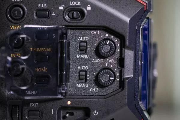 单评 | 松下EVA1超全测评 操作面板我从来都偏好使用易于操控的_「易坊」