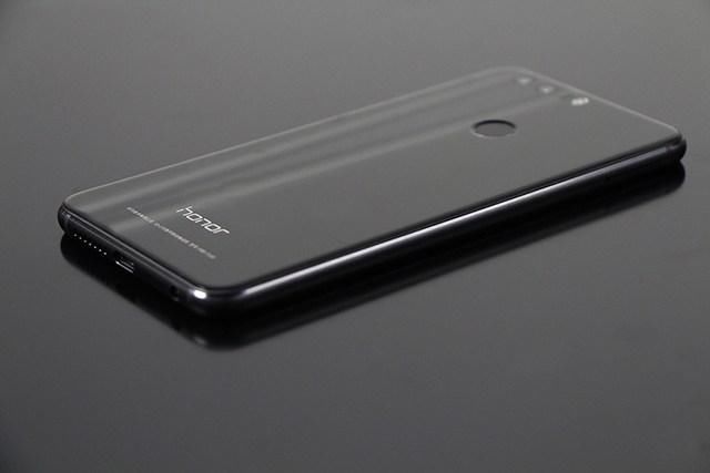 全面屏盛行，华为荣耀这款非全面屏依然坚挺 全面屏越来越火_易坊