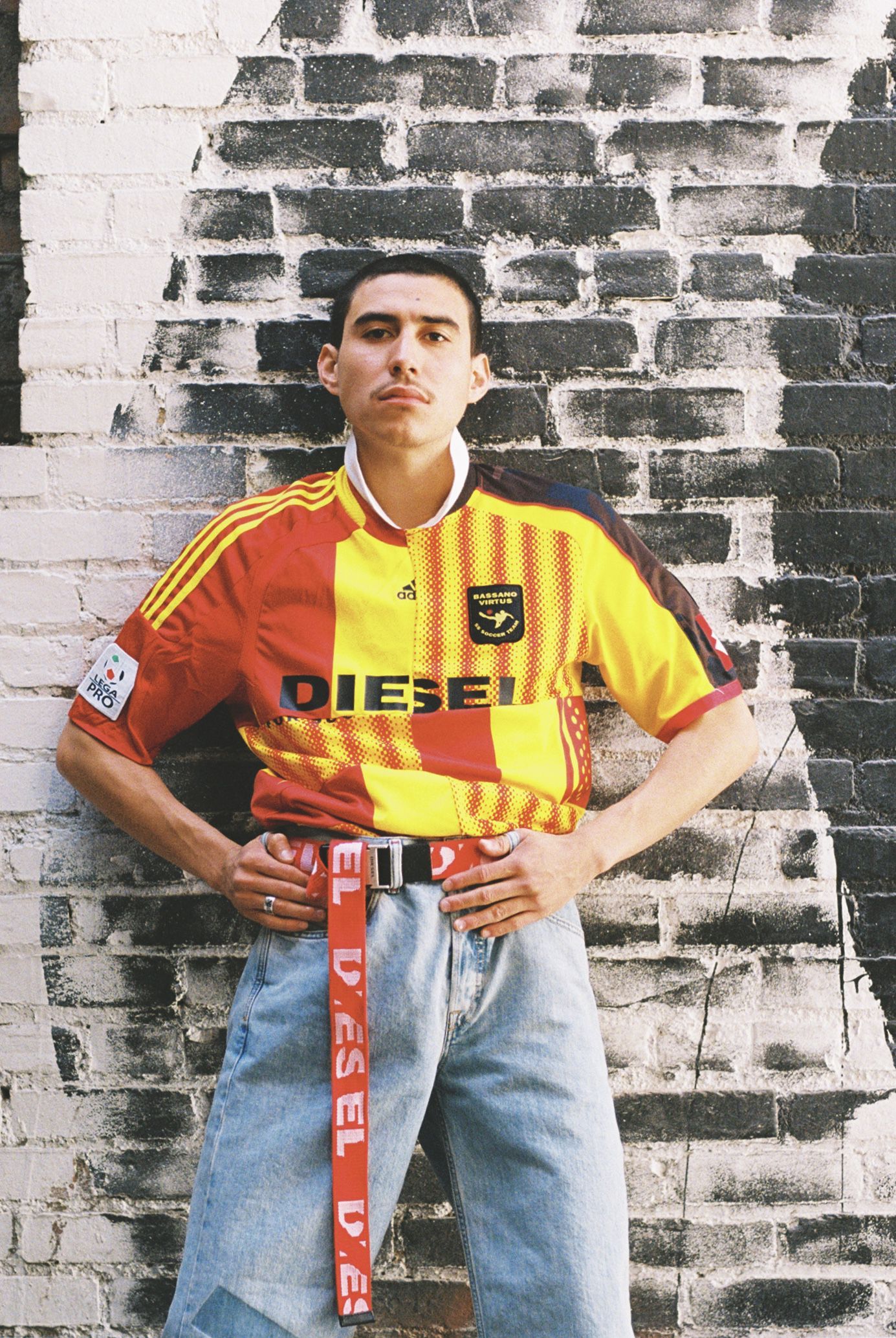 【DIESEL x RCNSTRCT Studio 发布足球主题胶囊系列| 重度拆解、拼接。世界杯现已进入白热】__傻大方