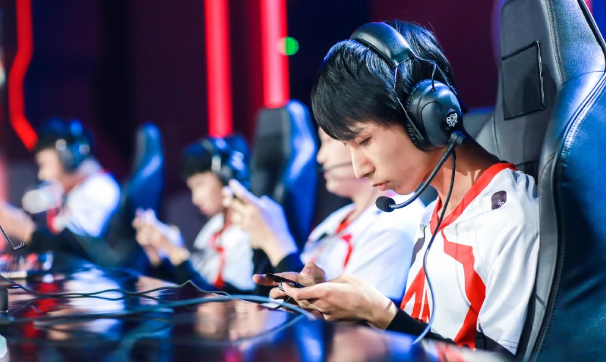 Ag超玩会比赛在哪里_梦泪观看AG超玩会比赛，一个细节证明，AG让梦泪上场只是走过场 - 随意云